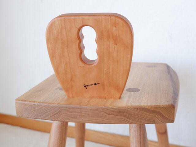 《現品》小さな背もたれの椅子 | iichi 日々の暮らしを心地よくするハンドメイドやアンティークのマーケットプレイス