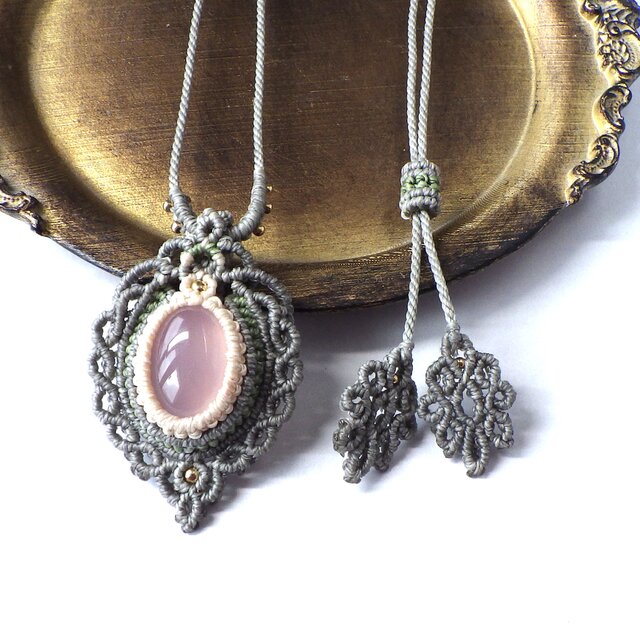 ピンクカルセドニーのマクラメネックレス「アスター」 | iichi 日々の暮らしを心地よくするハンドメイドやアンティークのマーケットプレイス