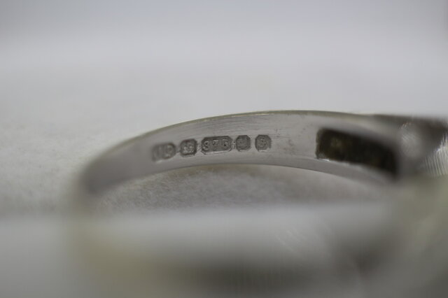 ビンテージ 英国 1980年 イギリス 天然ダイヤモンド ゴールド 指輪 リング 純金率 375 宝石 J175 | iichi 日々の暮らしを心地よくするハンドメイドやアンティークの ...