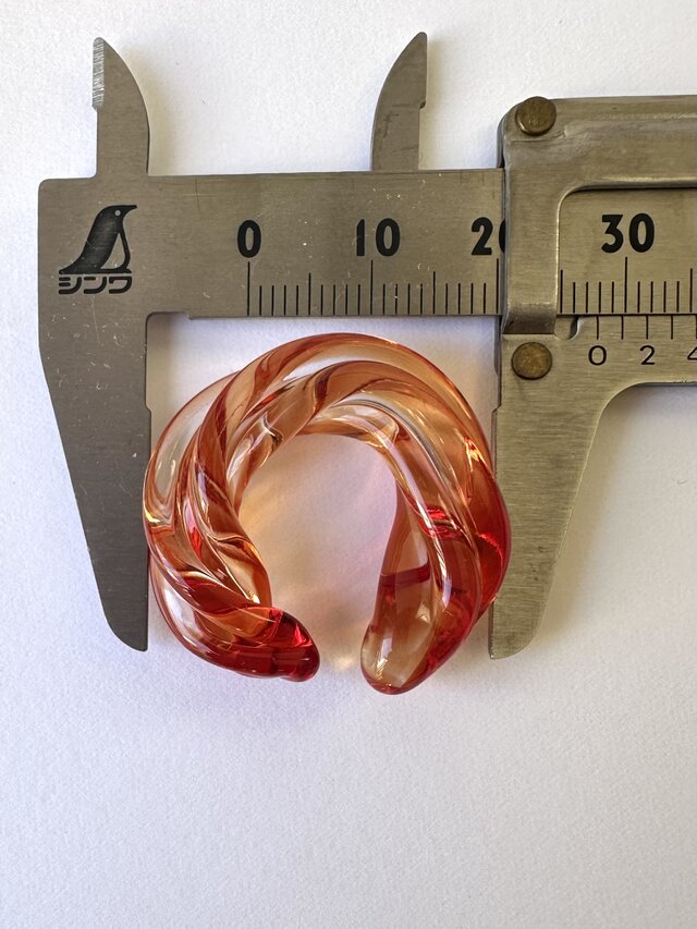 煌めく流水のガラスイヤーカフ | iichi 日々の暮らしを心地よくするハンドメイドやアンティークのマーケットプレイス