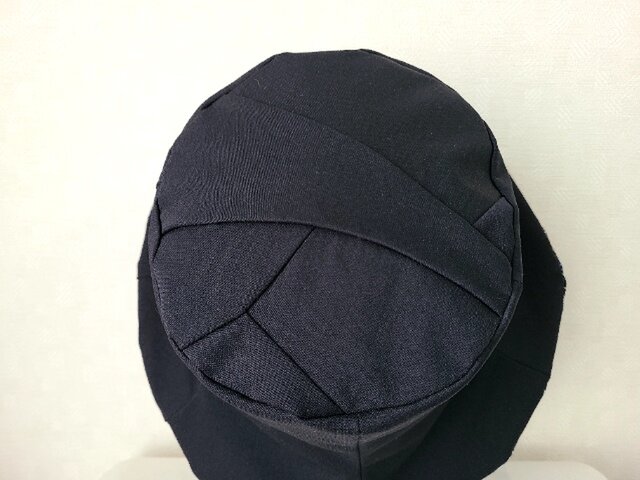 魅せる帽子☆ボタニカルプリントのリバーシブルクロッシュ～ブラック&ネイビー | iichi 日々の暮らしを心地よくするハンドメイドやアンティークのマーケットプレイス