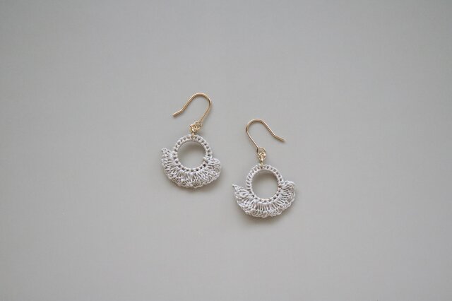 "butterflies in my stomach" lace pierce [ gray ] | iichi 日々の暮らしを心地よくするハンドメイドやアンティークのマーケットプレイス