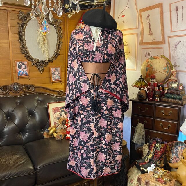 着物リメイク ワンピース｜洗える化繊素材＆帯ベルト 夜空のように深みのある黒地に、繊細な桜や菊、楓が舞う KW-824 | iichi 日々の暮らしを心地よくするハンドメイドやアンティークの ...