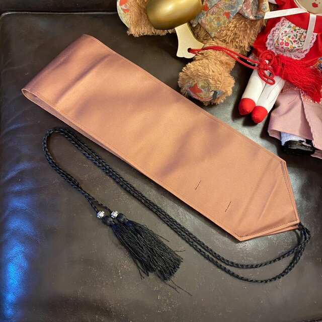 着物リメイク ワンピース｜洗える化繊素材＆帯ベルト 夜空のように深みのある黒地に、繊細な桜や菊、楓が舞う KW-824 | iichi 日々の暮らしを心地よくするハンドメイドやアンティークの ...