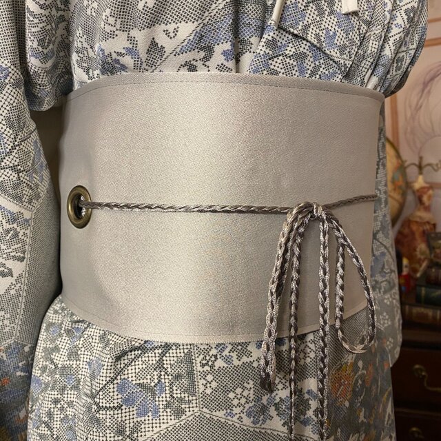 着物リメイク セミロング ワンピース｜洗える化繊素材＆帯ベルト 和洋折衷 霞がかったような幻想的なブルーグレー KW-831 | iichi 日々の暮らしを心地よくするハンドメイドや ...