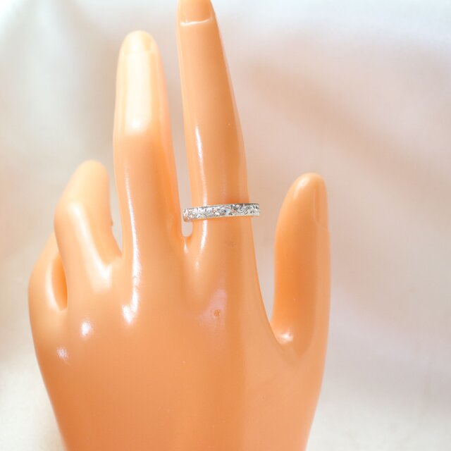 Pt900 手彫りリング(唐草＆シルクサテン) | iichi 日々の暮らしを心地よくするハンドメイドやアンティークのマーケットプレイス