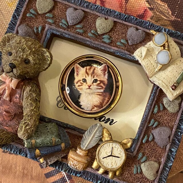 着物 ハンドメイド ガラス 帯留め｜和洋折衷のアクセントに まるで物語の一幕を切り取ったかのような、愛らしい仔猫 GK-7 | iichi 日々の暮らしを心地よくするハンドメイドやアンティーク ...