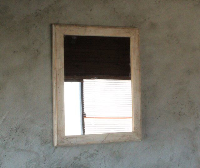 シャビーな壁掛け鏡 ミラー アンティークホワイト ダメージ | iichi 日々の暮らしを心地よくするハンドメイドやアンティークのマーケットプレイス