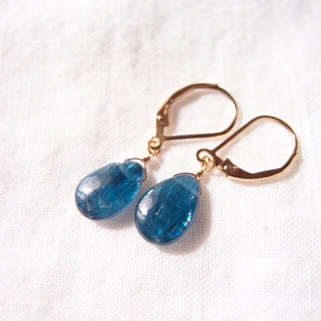 【K14gf】Deep Blue Kyanite Drop Earrings／ディープブルーカイヤナイト 雫ピアス（M） | iichi 日々の暮らしを心地よくするハンドメイドやアンティークの ...