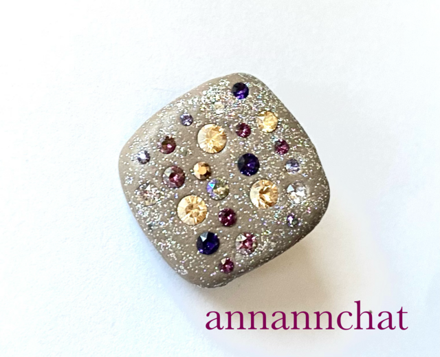 swarovski ＝輝＝ pebble ブローチ】四角のコピーのコピー | iichi 日々の暮らしを心地よくするハンドメイドやアンティークのマーケットプレイス