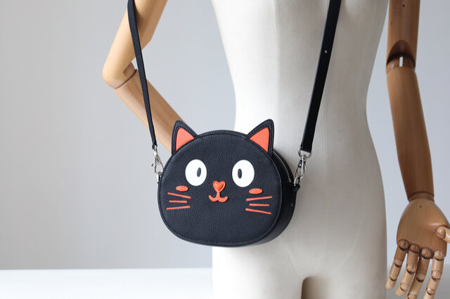 かわいい黒猫ショルダーバッグ 親子おそろいもOK！ | iichi 日々の暮らしを心地よくするハンドメイドやアンティークのマーケットプレイス