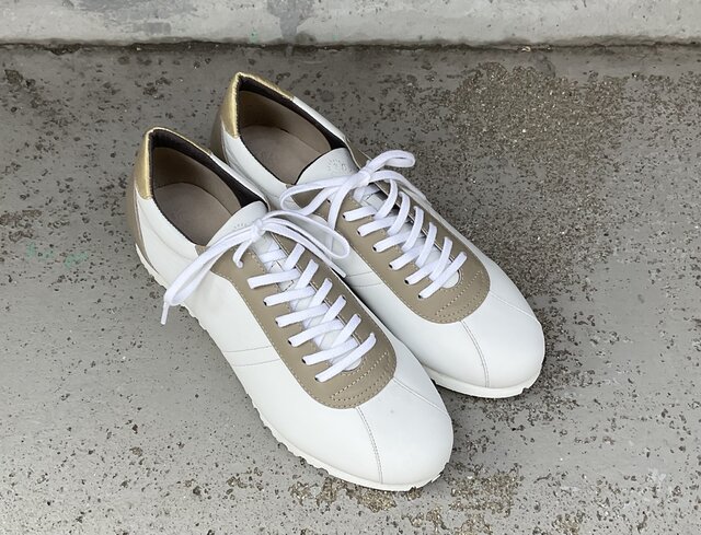 【ナチュラルカラー】クラシックなデザインEMAのスニーカー/ホワイト/つくし/マットゴールド | iichi 日々の暮らしを心地よくするハンドメイドやアンティークのマーケットプレイス