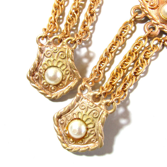 Vintage Gold Tone Oriental Design Big Drop Earring | iichi 日々の暮らしを心地よくするハンドメイドやアンティークのマーケットプレイス