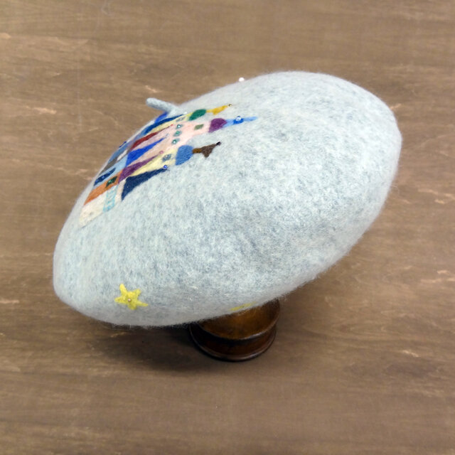 フェルトのベレー帽（夢の国の塔柄） | iichi 日々の暮らしを心地よくするハンドメイドやアンティークのマーケットプレイス