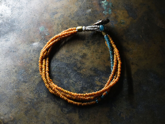 アンティーク山吹色シードビーズとエメラルドブルービーズの4連ブレス（oldコイン留め金） | iichi 日々の暮らしを心地よくするハンドメイドやアンティークのマーケットプレイス