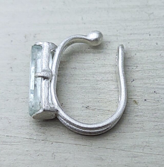 鉱物の表情 aquamarine＊925イヤーカフ | iichi 日々の暮らしを心地よくするハンドメイドやアンティークのマーケットプレイス