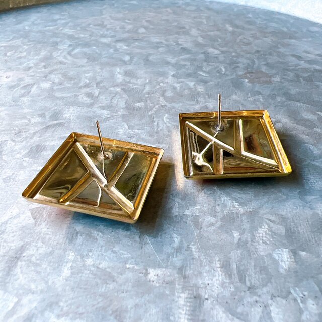 P609-ヴィンテージピアス U.S.A. 1980s Geometric Gold Tone Square Plate | iichi 日々の暮らしを心地よくするハンドメイドやアンティークの ...
