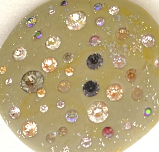 swarovski ＝輝＝ pebble ブローチ】丸 | iichi 日々の暮らしを心地よくするハンドメイドやアンティークのマーケットプレイス