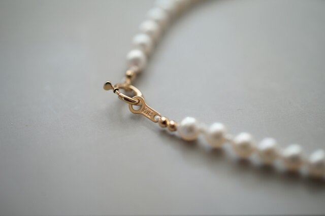 【U for you】18K ベビーパールブレスレット | iichi 日々の暮らしを心地よくするハンドメイドやアンティークのマーケットプレイス