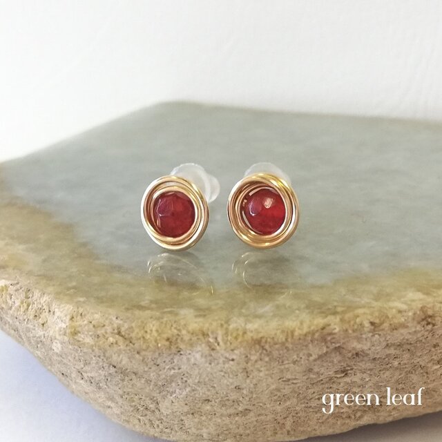 14kg＊レッドアゲートの小さな一粒ピアス | iichi 日々の暮らしを心地よくするハンドメイドやアンティークのマーケットプレイス