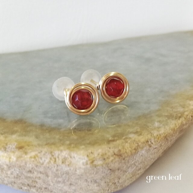 14kg＊レッドアゲートの小さな一粒ピアス | iichi 日々の暮らしを心地よくするハンドメイドやアンティークのマーケットプレイス