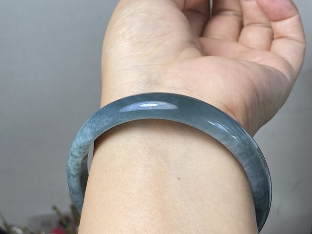 BG9-02 美品 糯氷種 深灰藍花 60.7MM グアテマラ産 本翡翠 バングル | iichi 日々の暮らしを心地よくするハンドメイドやアンティークのマーケットプレイス