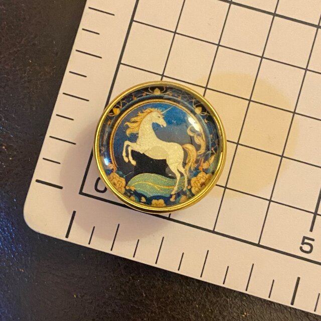 着物 ガラス 帯留め｜和洋折衷 幻想の蒼き空に舞う白馬 GK-18 | iichi 日々の暮らしを心地よくするハンドメイドやアンティークのマーケットプレイス