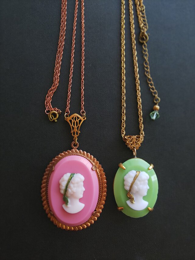 ヴィンテージ ピンク色Glassカメオ（40×30㎜）／Green&Goldリボン ネックレス | iichi 日々の暮らしを心地よくするハンドメイドやアンティークのマーケットプレイス