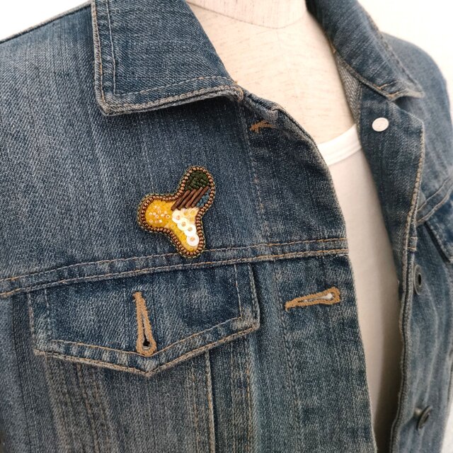 yellow flowers 糸とビーズのブローチ | iichi 日々の暮らしを心地よくするハンドメイドやアンティークのマーケットプレイス