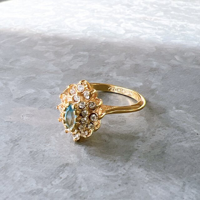R384-ヴィンテージリング U.S.A. 18KT.H.G.E Light Blue Glass Rhinestones | iichi 日々の暮らしを心地よくするハンドメイドやアンティーク ...