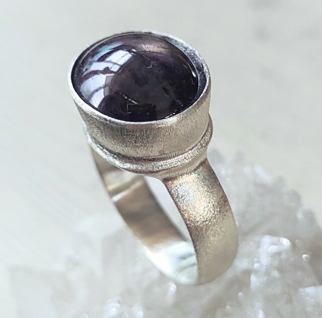 紫玉の妖精＊star sapphire 925 ring | iichi 日々の暮らしを心地よくするハンドメイドやアンティークのマーケットプレイス