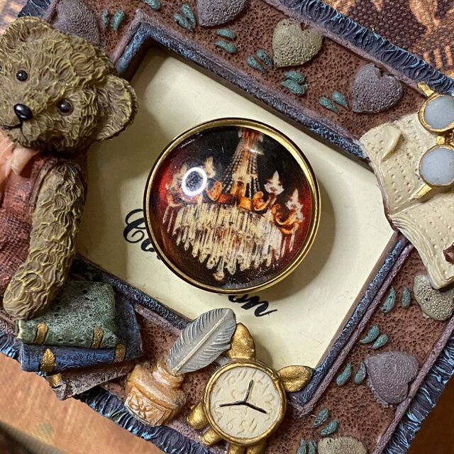 着物 ガラス 帯留め｜和洋折衷のアクセントに 漆黒の闇に揺らめく黄金の光、シャンデリアの荘厳な輝き GK-20 | iichi 日々の暮らしを心地よくするハンドメイドやアンティークのマーケットプレイス