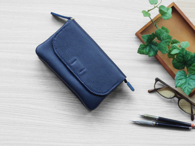 柔らかな革のポーチ (navy) P-01 | iichi 日々の暮らしを心地よくするハンドメイドやアンティークのマーケットプレイス
