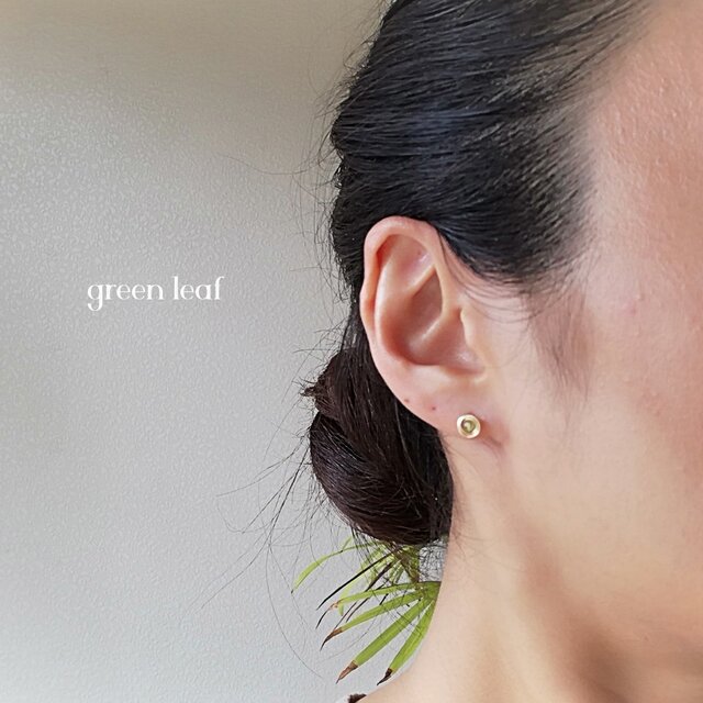 14kg＊ペリドットの小さな一粒ピアス | iichi 日々の暮らしを心地よくするハンドメイドやアンティークのマーケットプレイス