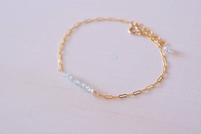 SALE)14kgf＊3月の誕生石＊アクアマリンのラインブレスレット～ウェーブチェーンのコピー | iichi 日々の暮らしを心地よくするハンドメイドやアンティークのマーケットプレイス