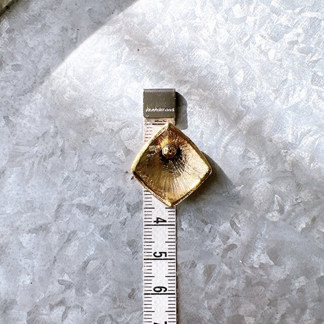 P612-ヴィンテージピアス U.S.A. 1980s Gold Tone White Enamel Paint | iichi 日々の暮らしを心地よくするハンドメイドやアンティークの ...