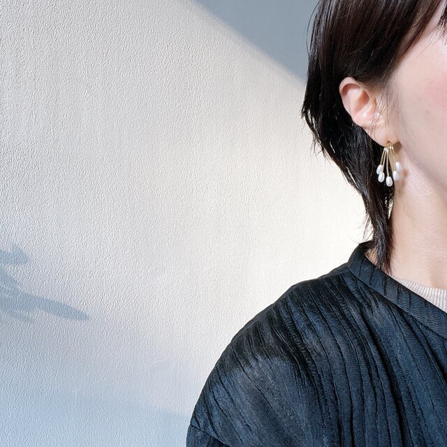 P613-ヴィンテージピアス U.S.A. 1980s Gold Tone Fence Drop Pearl | iichi 日々の暮らしを心地よくするハンドメイドやアンティークのマーケットプレイス