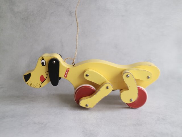 スウェーデンで見つけた犬のプルトイ / 引っ張るオモチャ No.5598 | iichi 日々の暮らしを心地よくするハンドメイドやアンティークのマーケットプレイス