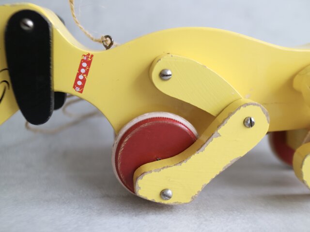 スウェーデンで見つけた犬のプルトイ / 引っ張るオモチャ No.5598 | iichi 日々の暮らしを心地よくするハンドメイドやアンティークのマーケットプレイス