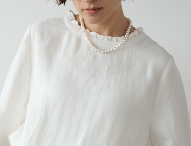 フリルカラーエレガントさを演出 長袖ブラウス コットン混 ホワイト 250212-1 | iichi 日々の暮らしを心地よくするハンドメイドやアンティークのマーケットプレイス