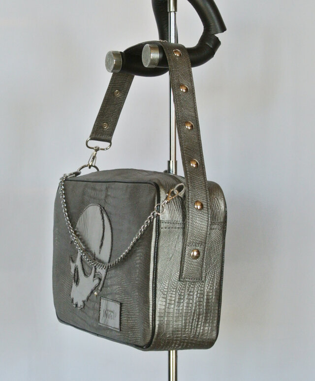 リアルスカル、スモールショルダー＆ハンドバック。 | iichi 日々の暮らしを心地よくするハンドメイドやアンティークのマーケットプレイス