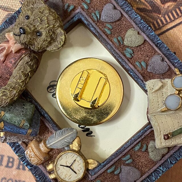 着物 ガラス 帯留め｜和洋折衷 オリジナルデザイン 燃える紅と深淵の藍 GK-28 | iichi 日々の暮らしを心地よくするハンドメイドやアンティークのマーケットプレイス