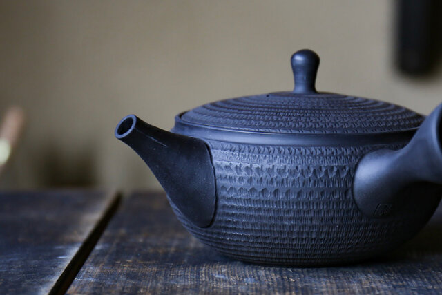 洗いやすく手入れのしやすい平丸急須【愛知県常滑産】玉光窯さんのつくる常滑急須・横手・平丸・300c | iichi 日々の暮らしを心地よくする ...