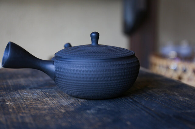洗いやすく手入れのしやすい平丸急須【愛知県常滑産】玉光窯さんのつくる常滑急須・横手・平丸・300c | iichi 日々の暮らしを心地よくする ...