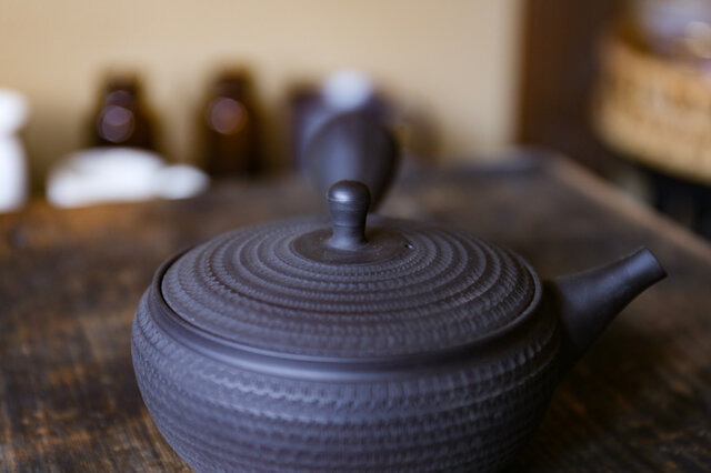 洗いやすく手入れのしやすい平丸急須【愛知県常滑産】玉光窯さんのつくる常滑急須・横手・平丸・300c | iichi 日々の暮らしを心地よくする ...