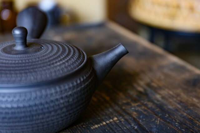 洗いやすく手入れのしやすい平丸急須【愛知県常滑産】玉光窯さんのつくる常滑急須・横手・平丸・300c | iichi 日々の暮らしを心地よくする ...