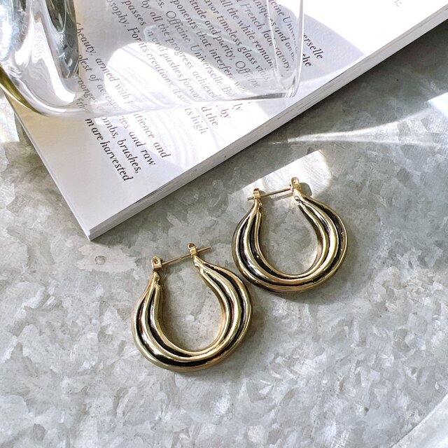 P617-ヴィンテージピアス U.S.A. 1980s Gold Tone Black Paint Onion Hoop | iichi 日々の暮らしを心地よくするハンドメイドやアンティークの ...