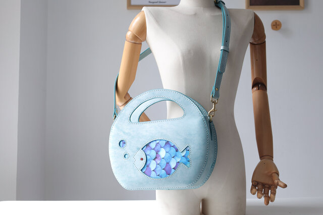 深海魚のレザーバッグ 本革製「カーリングバッグ」 | iichi 日々の暮らしを心地よくするハンドメイドやアンティークのマーケットプレイス