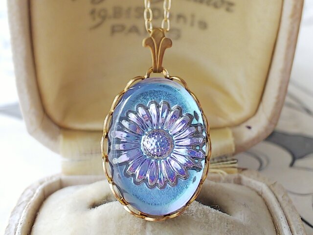 ヴィンテージ ヴィトレイルライト Daisy（18×13㎜)フルール･ド･リス ネックレス | iichi 日々の暮らしを心地よくするハンドメイドやアンティークのマーケットプレイス