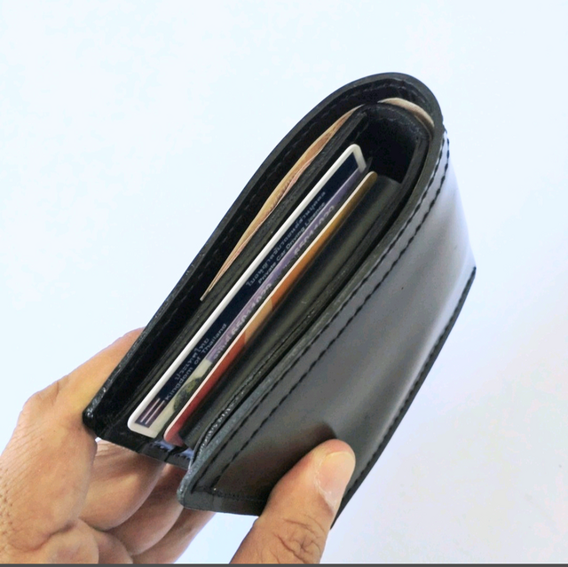 本革財布 コインポケット付き シンプル ビジネス カジュアル 艶あり光沢硬めのレザーを採用 | iichi 日々の暮らしを心地よくするハンドメイドやアンティークのマーケットプレイス